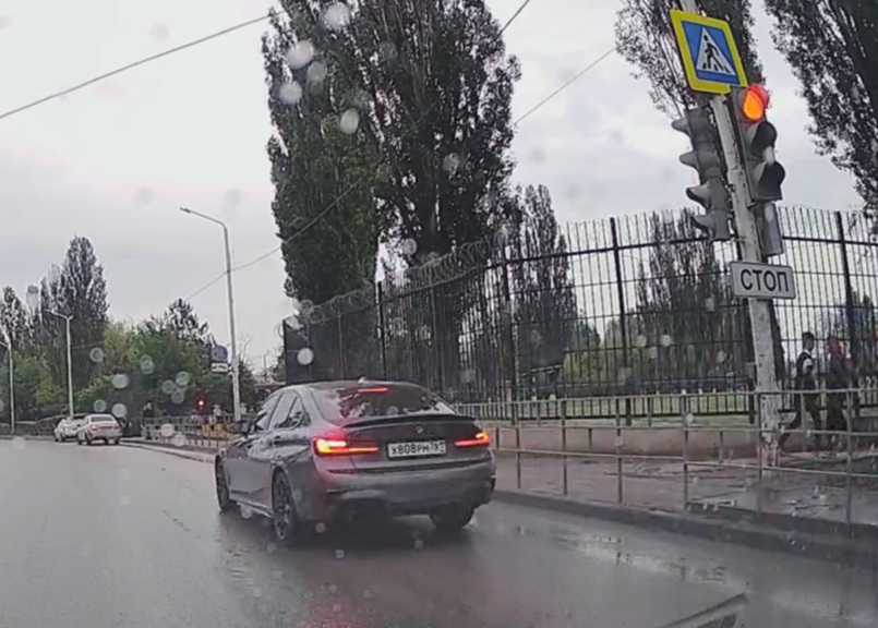 Проехавшую на красный свет на Степной дерзкую автоледи за рулем БМВ из ...